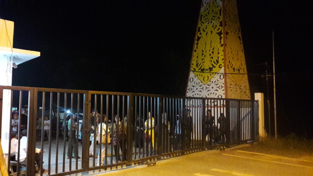 Melihat Proses Imigrasi PLBN Entikong di Subuh Buta